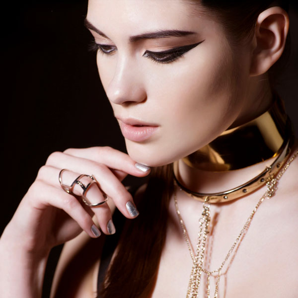 BÉBÉ POSHÉ奢華寶貝秋冬睛艷，一筆完成深邃光影聚焦眼眸！